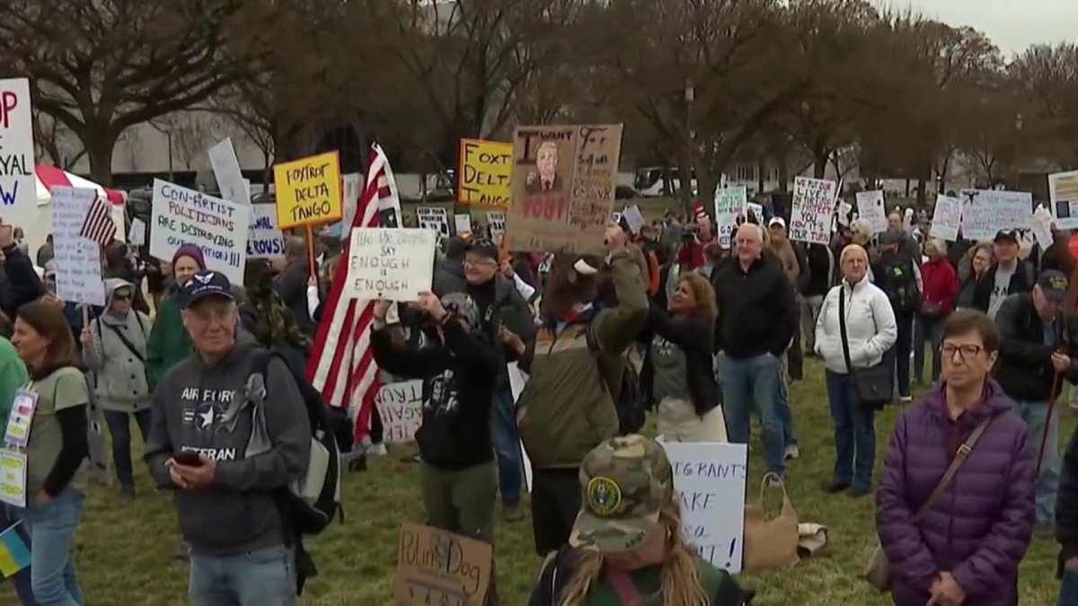 Protesters crowd National Mall calling for Trump impeachment – NBC4 ...