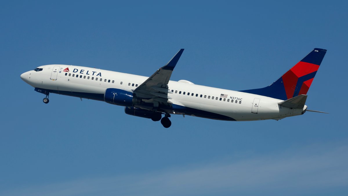 Close call reported between Delta flight and Air Force jet near Reagan ...