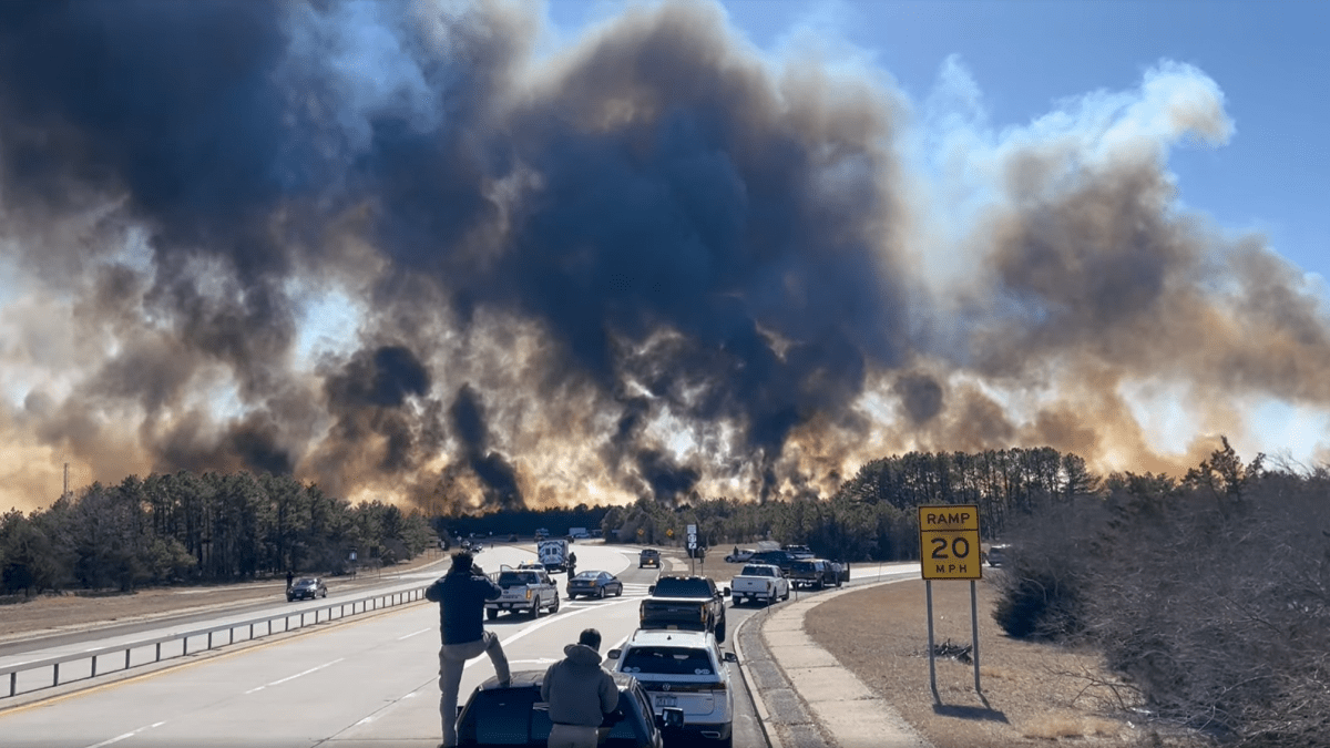 Long Island Sunrise Highway brush fire reported near Westhampton – NBC4 ...