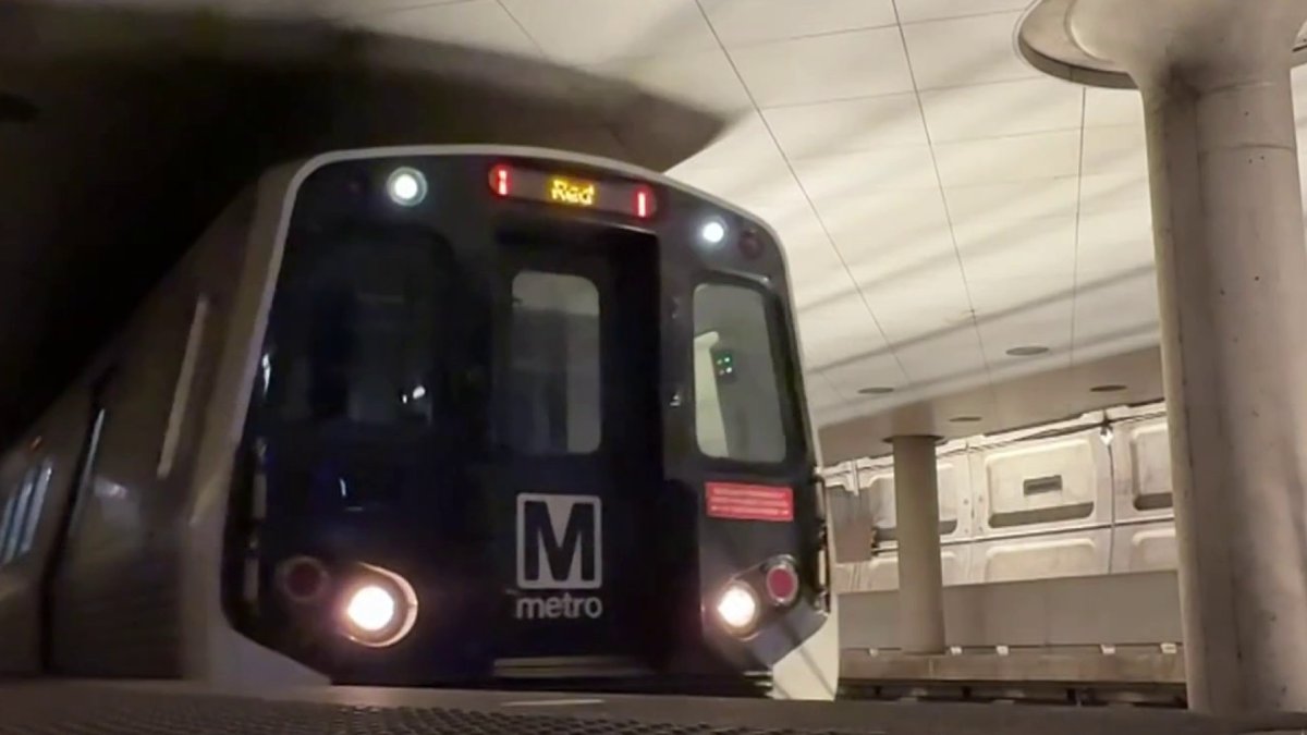 Metro watchdog raises concerns over near collision, station overruns ...