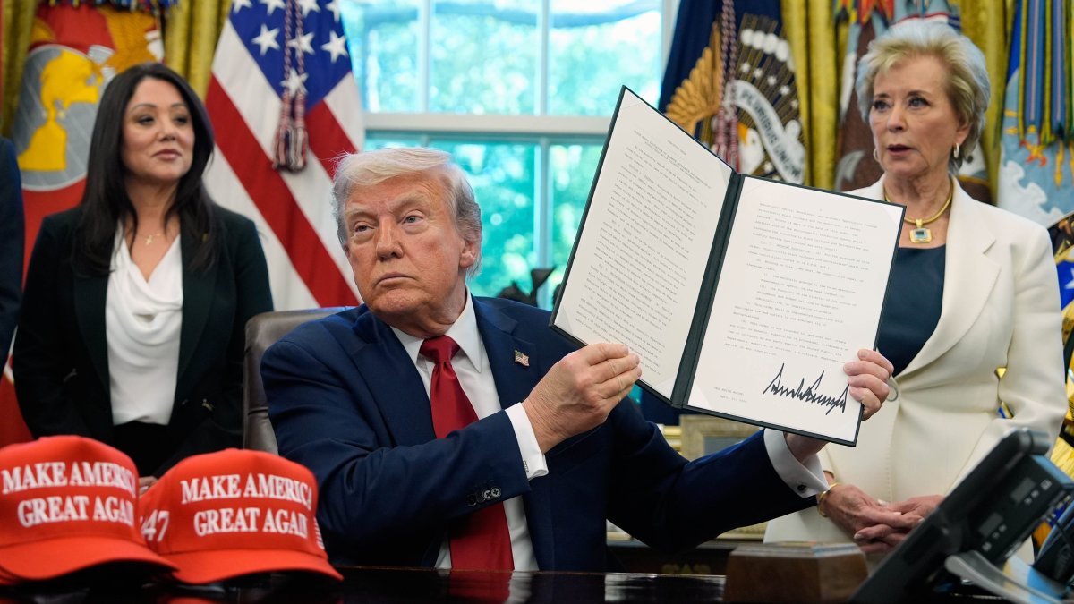 Donald Trump signs executive orders targeting colleges – NBC4 Washington