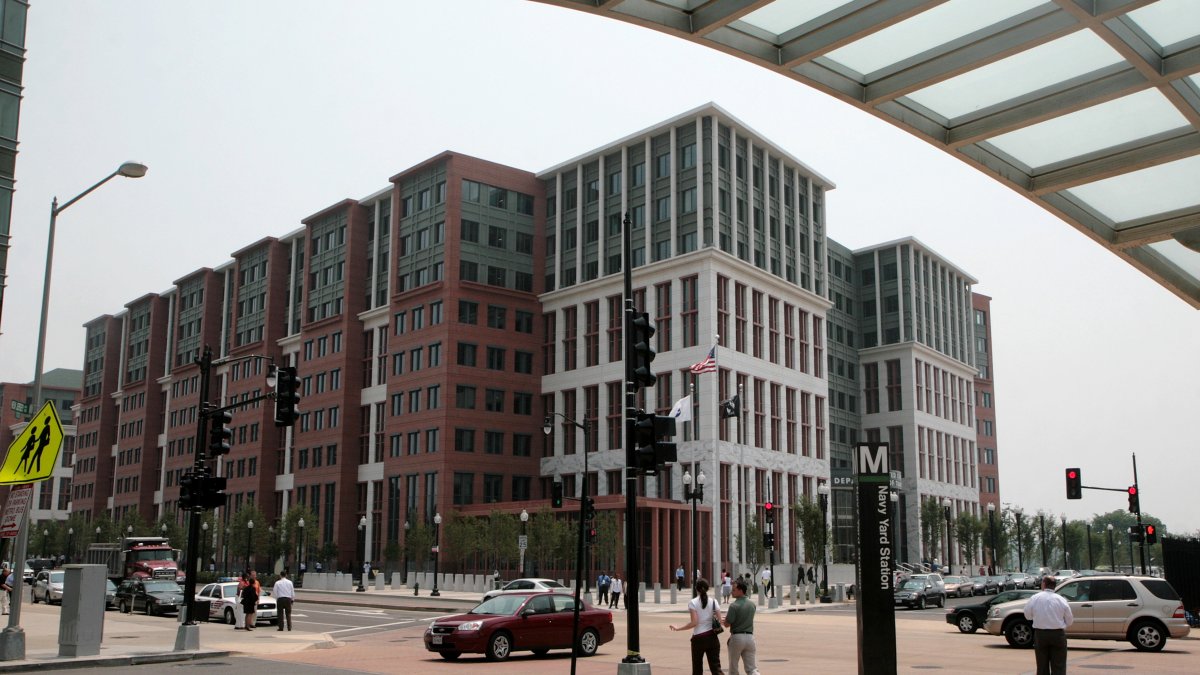 Metro police officer stabbed in the face by suspected fare evader ...