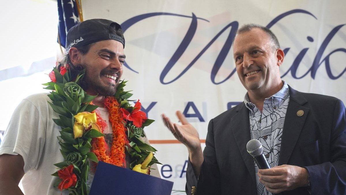 Oliver Widger and his cat Phoenix arrives in Hawaii to cheers – NBC4 ...