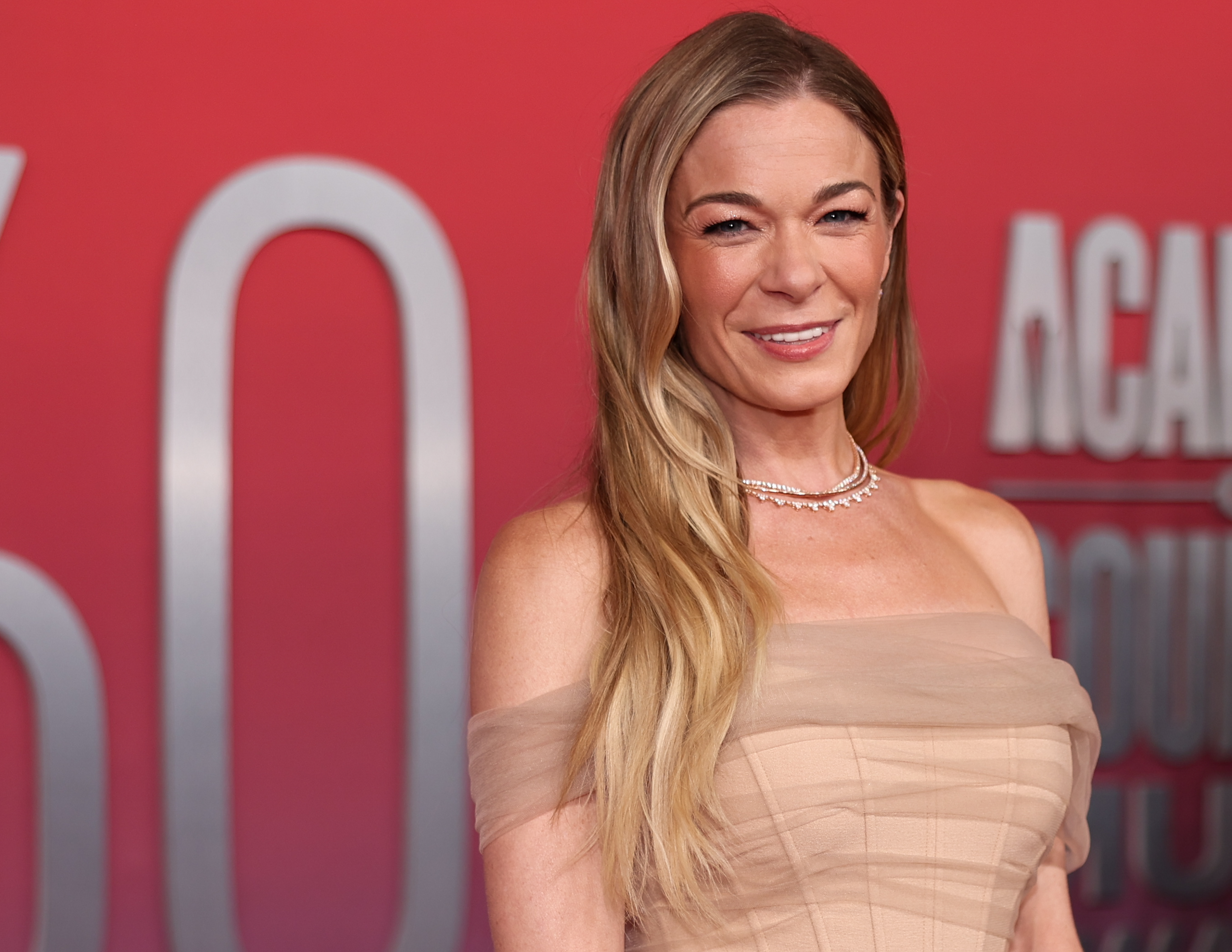 LeAnn Rimes reveals her teeth fell out mid-performance – NBC4 Washington