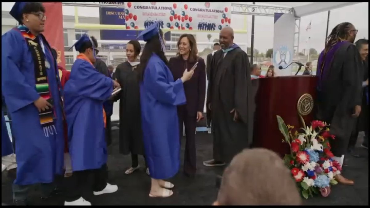Kamala Harris surprises Compton High graduates at commencement – NBC4 ...