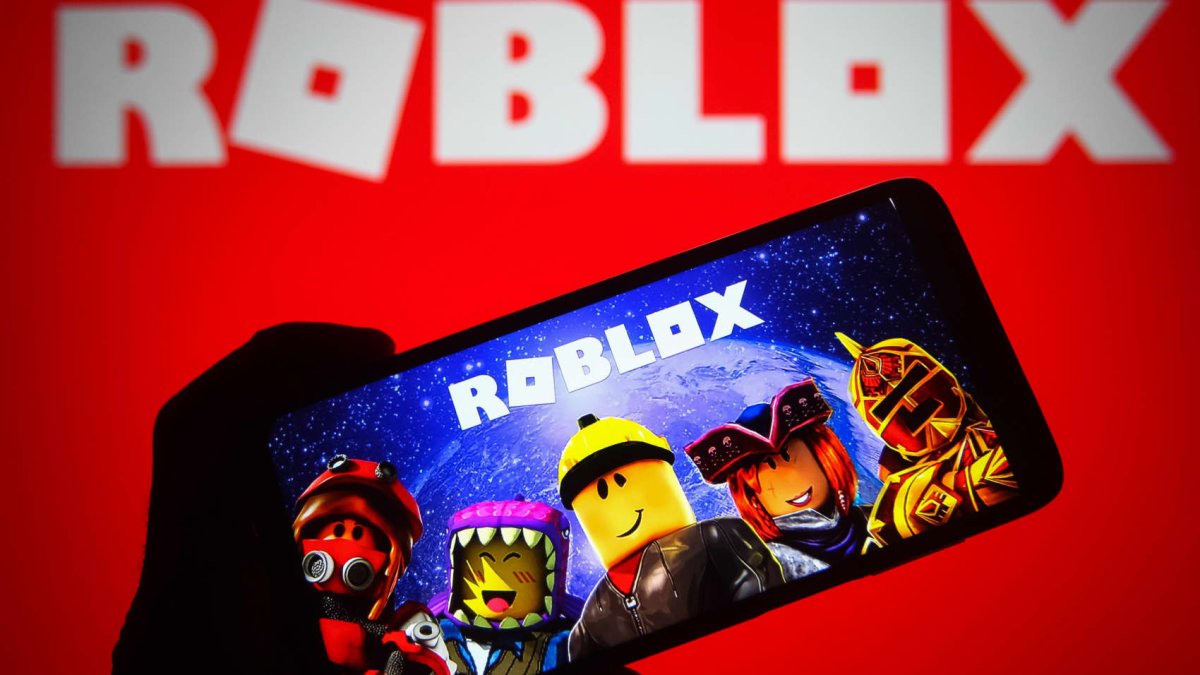 Roblox launches new age verification system to unlock unfiltered chats ...
