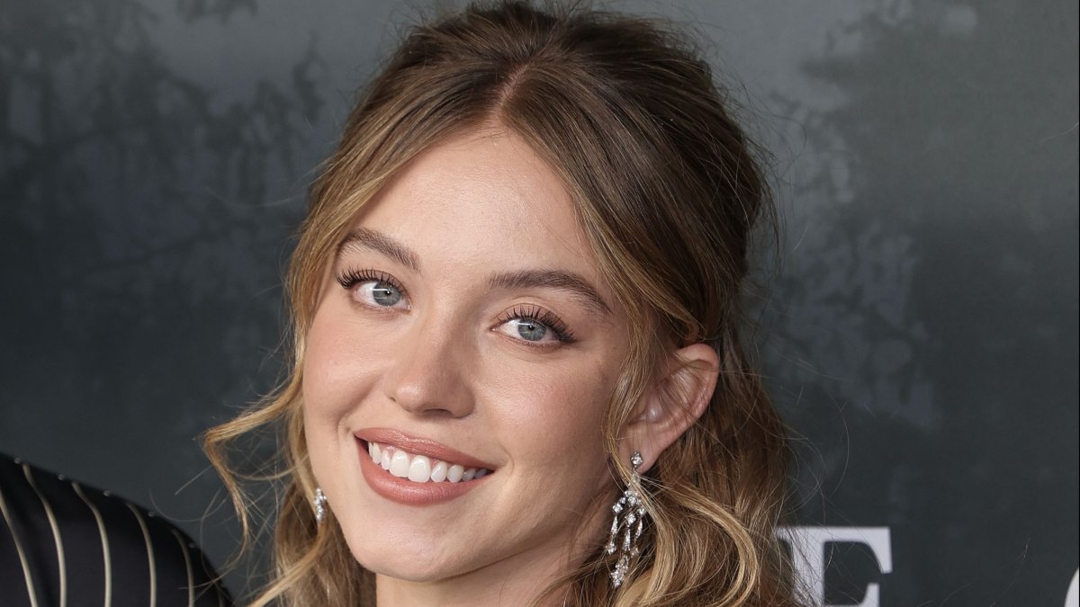 American Eagle sparks backlash for touting Sydney Sweeney’s ‘great jeans’ – NBC4 Washington