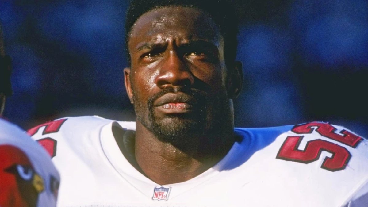 Former NFL player seeks $2M after being mistakenly held at gunpoint by ...