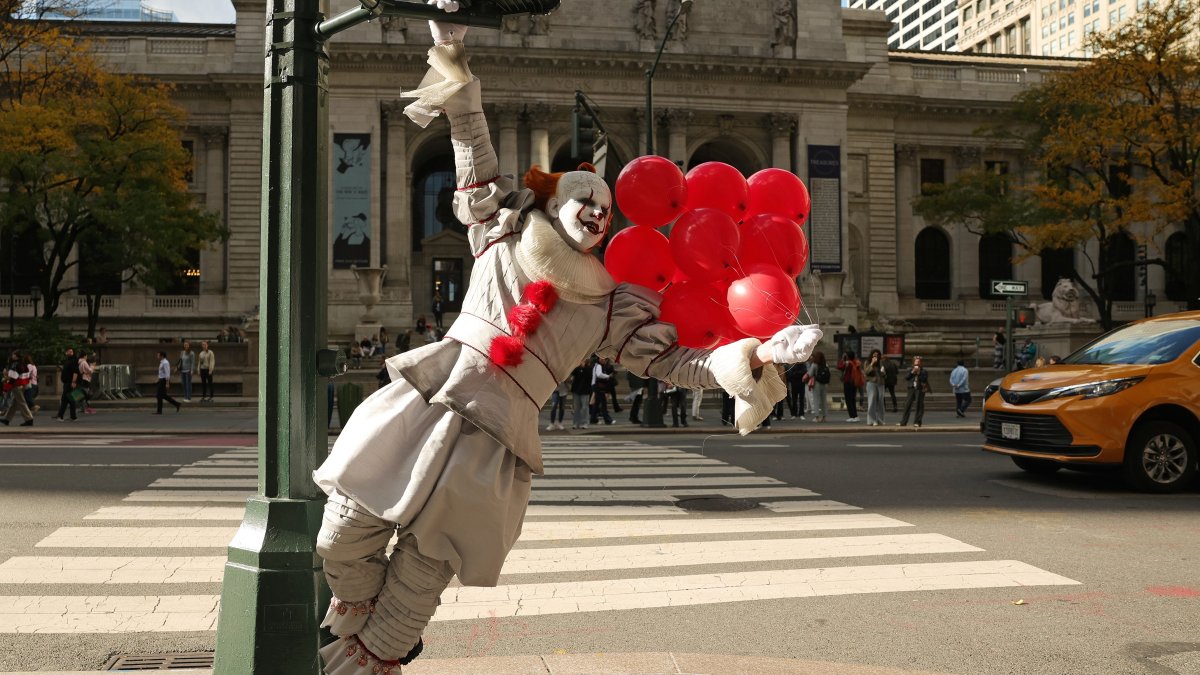 Pennywise haunts New York City ahead of HBO’s ‘Welcome to Derry’ – NBC4 ...