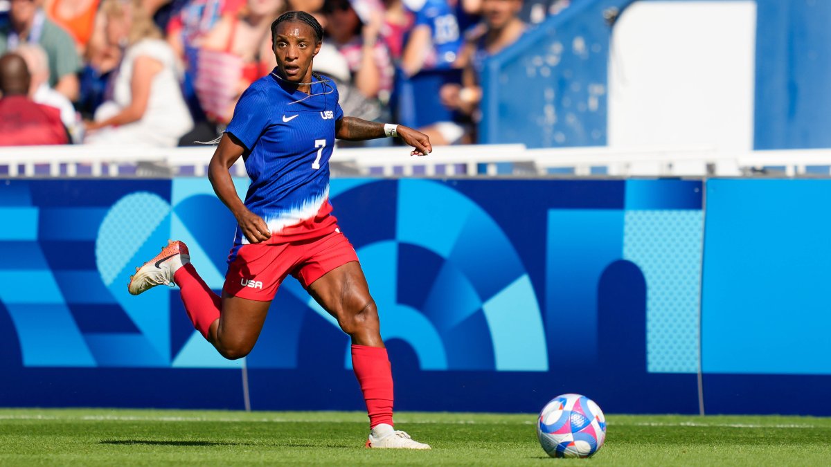 USWNT star Crystal Dunn announces retirement from soccer at 33 – NBC4 ...