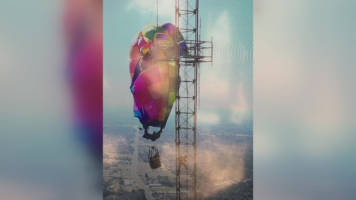 Hot air balloon hits cell phone tower in Texas; 2 people rescued – NBC4 ...