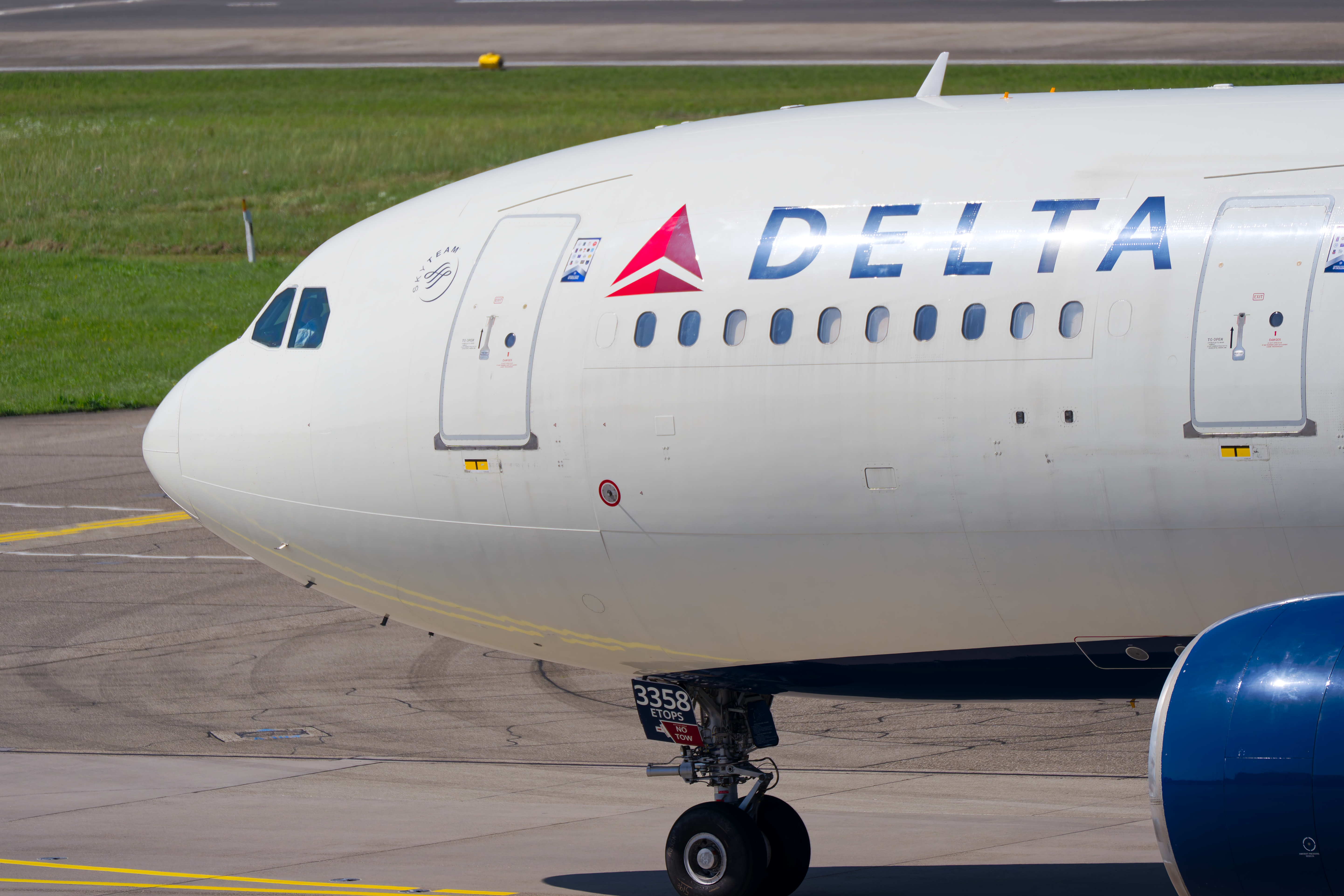 Passenger removed from Delta flight after refusing to hang up phone ...