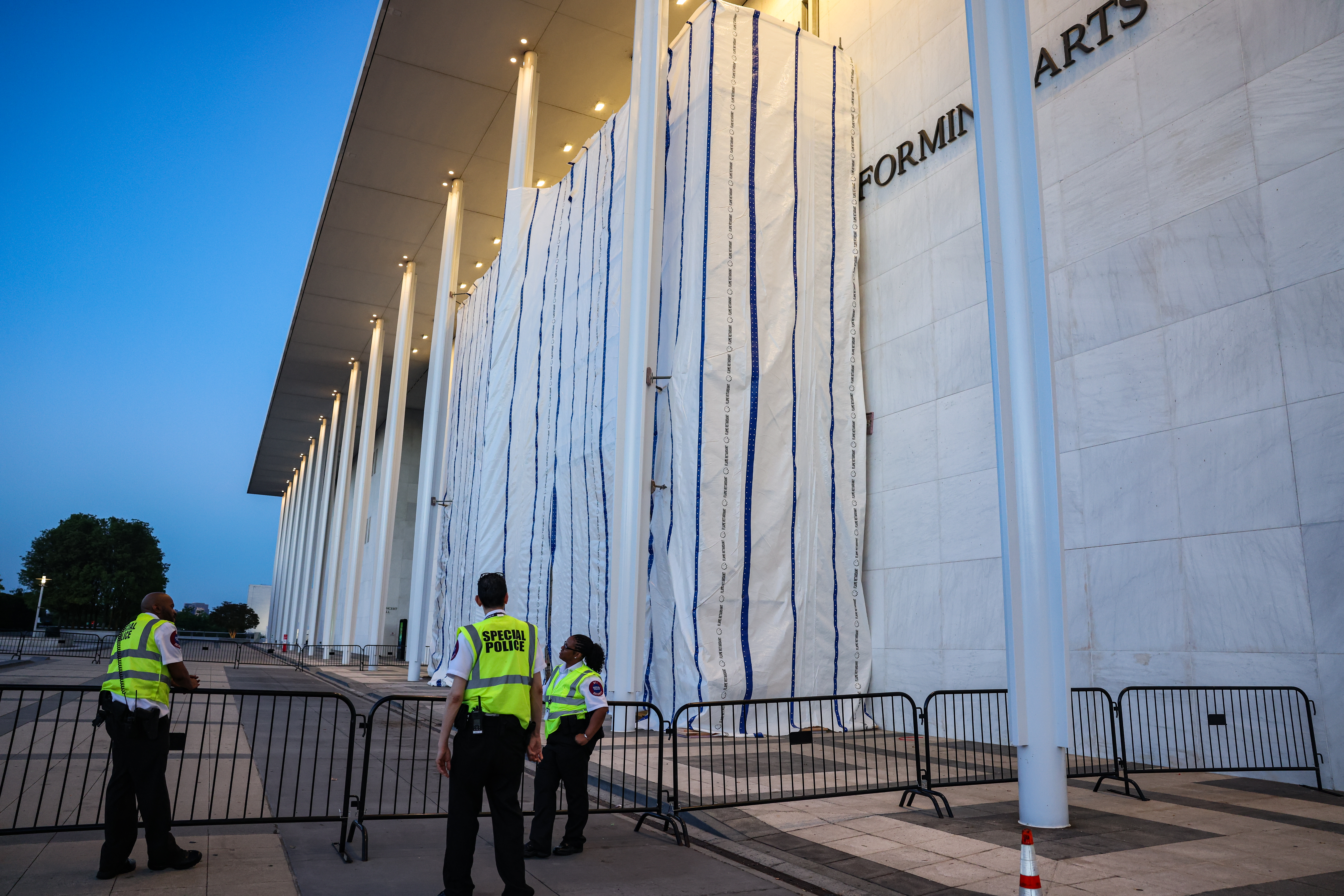 Workers begin removing Trump’s name from Kennedy Center – NBC4 Washington